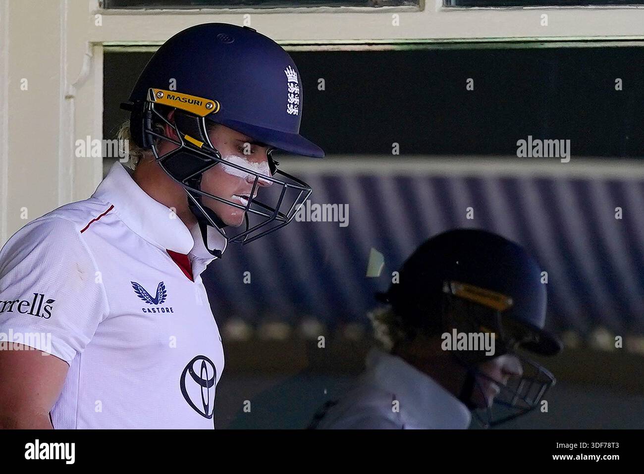 Der Englands Jacob Bethell verlässt die Umkleidekabinen am vierten Tag ...