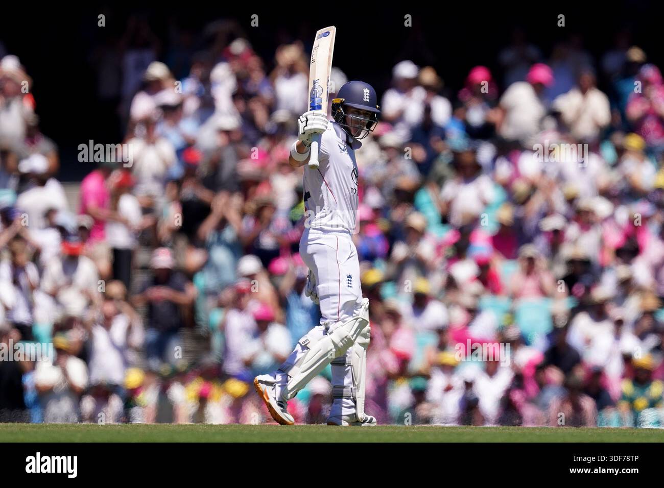 Der Englands Jacob Bethell feiert sein halbes Jahrhundert am vierten ...