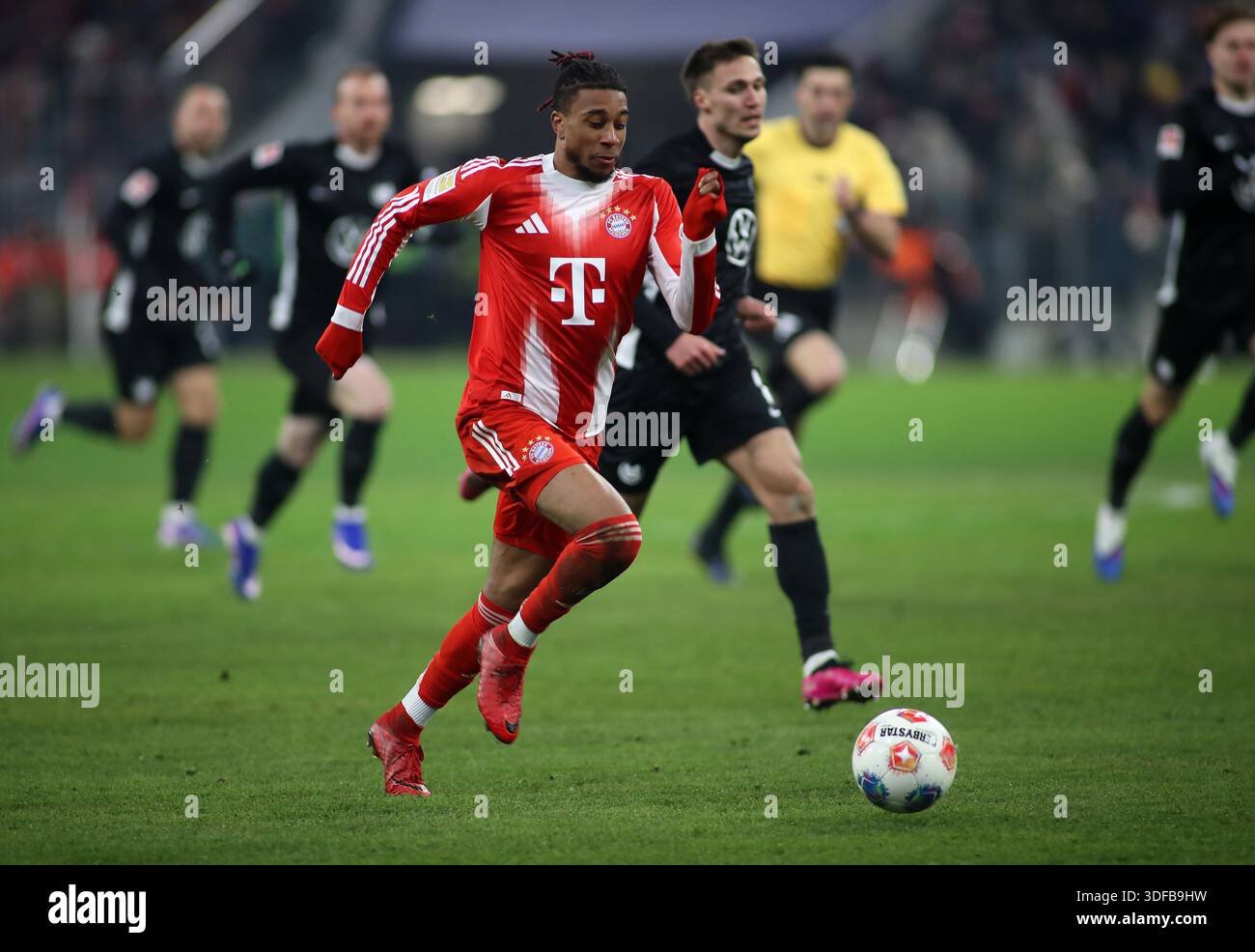Michael olise, fc bayern münchen, mit dem ball in bewegung -Fotos und ...