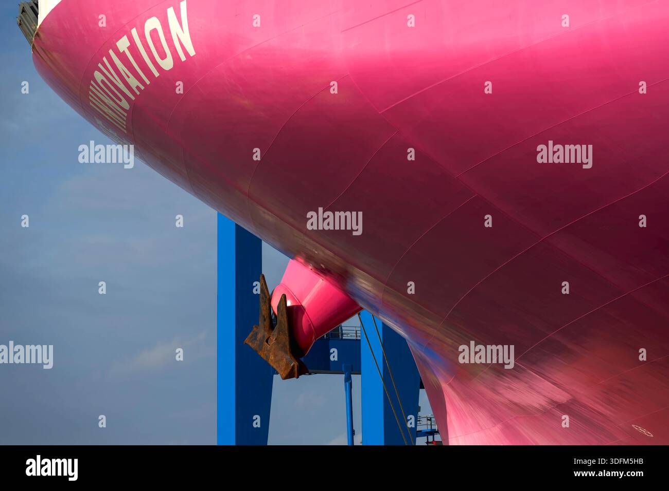 Güterumschlag im Hamburger Hafen. Der Bug des Containerschiffs One ...