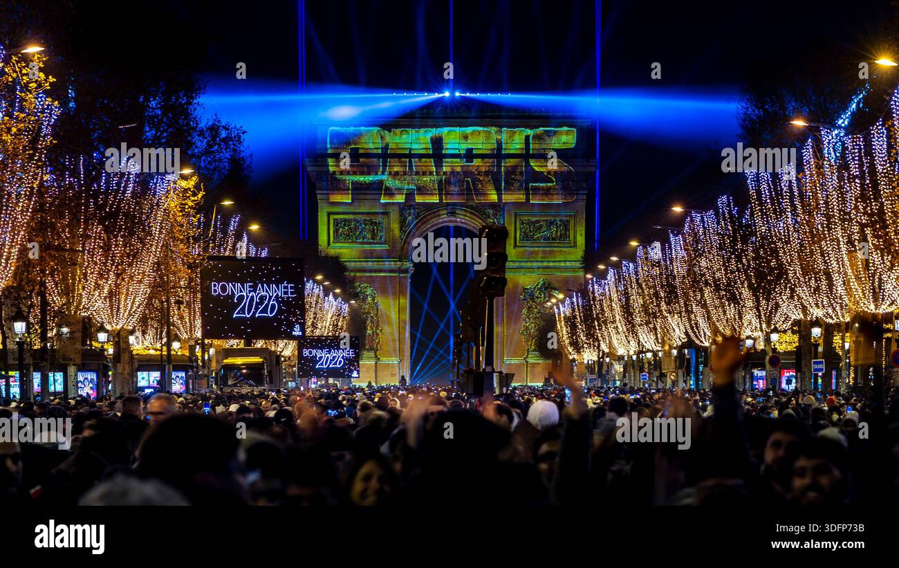 Paris, Frankreich - 1. Januar 2026: Die Menge versammelte sich auf den ...