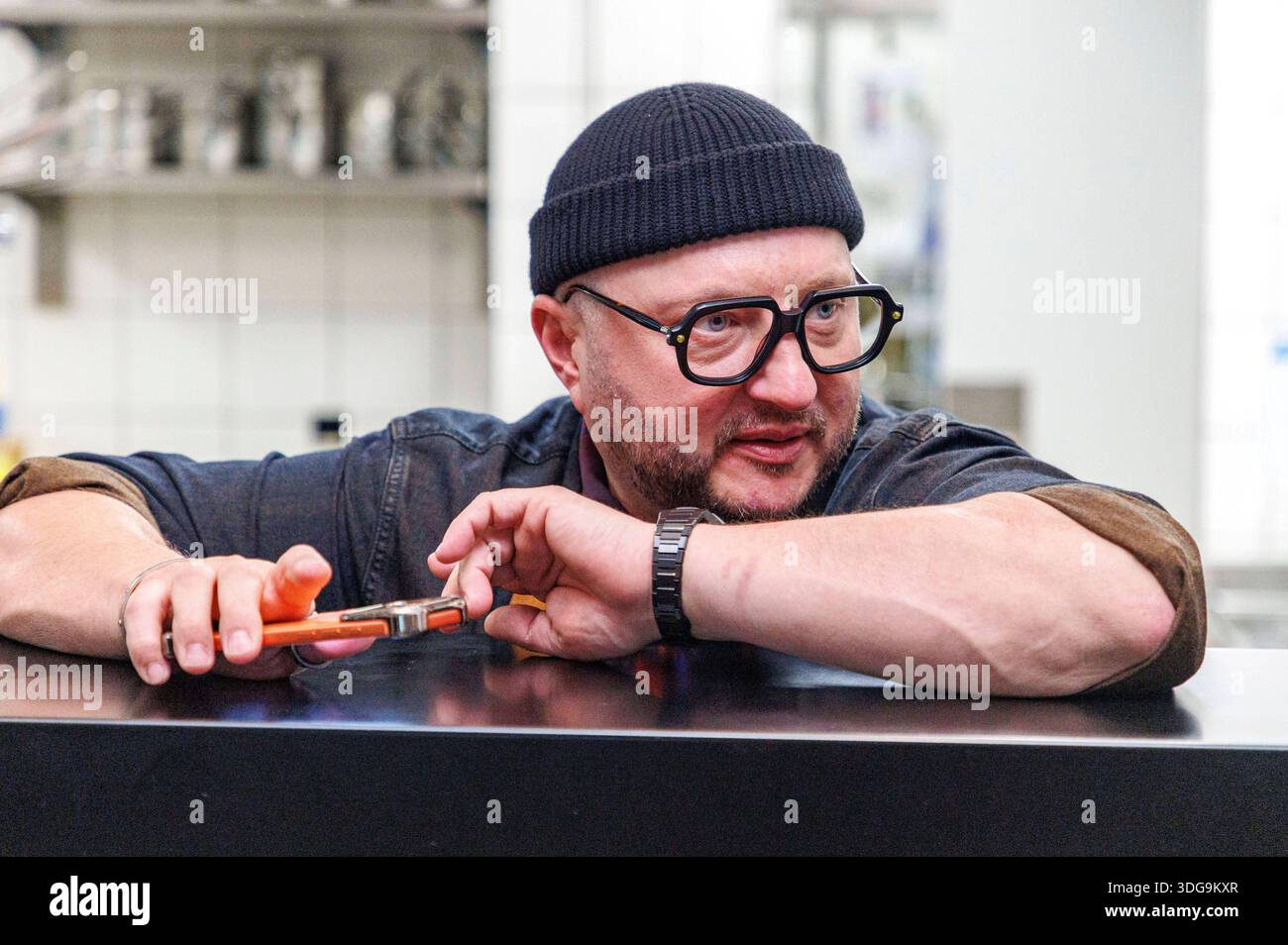 Sebastian lege beim Zubereiten eines cremigen One-Pan-Chicken im Paris ...