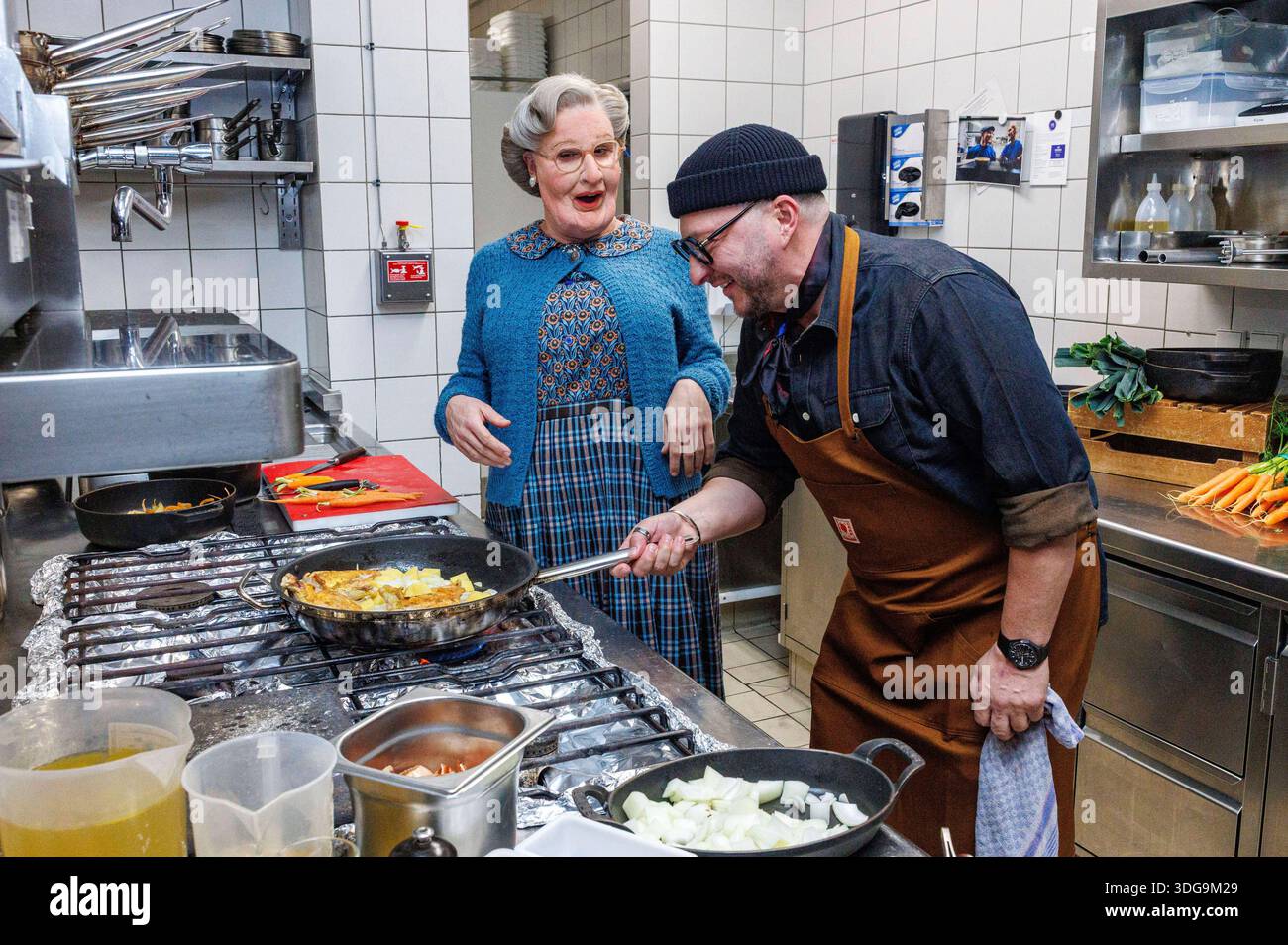 Frau Doubtfire / Dustin Smailes und Sebastian lege beim Zubereiten ...