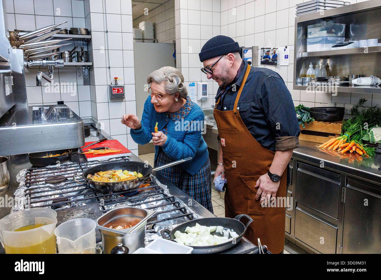 Frau Doubtfire / Dustin Smailes und Sebastian lege beim Zubereiten ...