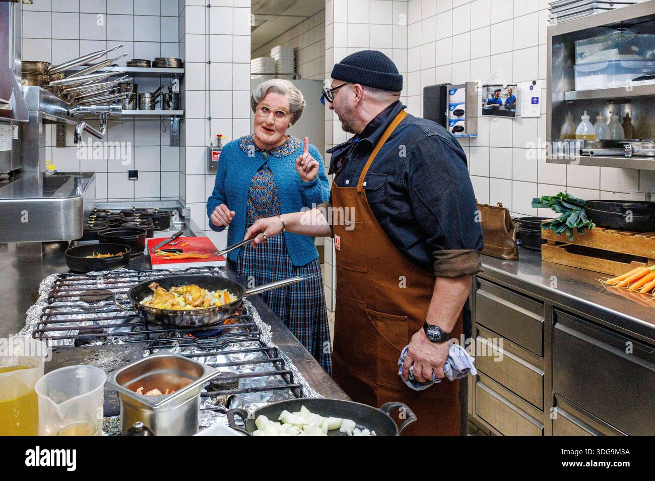 Frau Doubtfire / Dustin Smailes und Sebastian lege beim Zubereiten ...