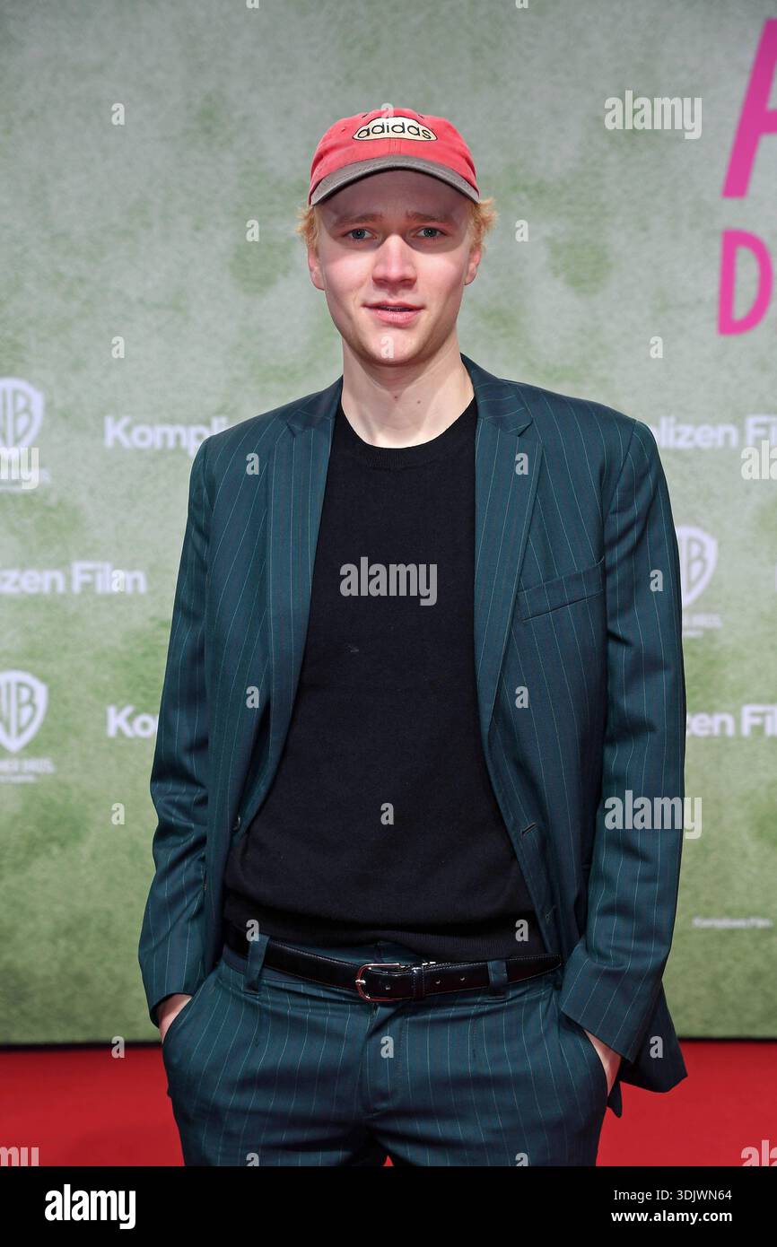 Bruno Alexander bei der Premiere von Ach, DIESE LÜCKE, DIESE ...