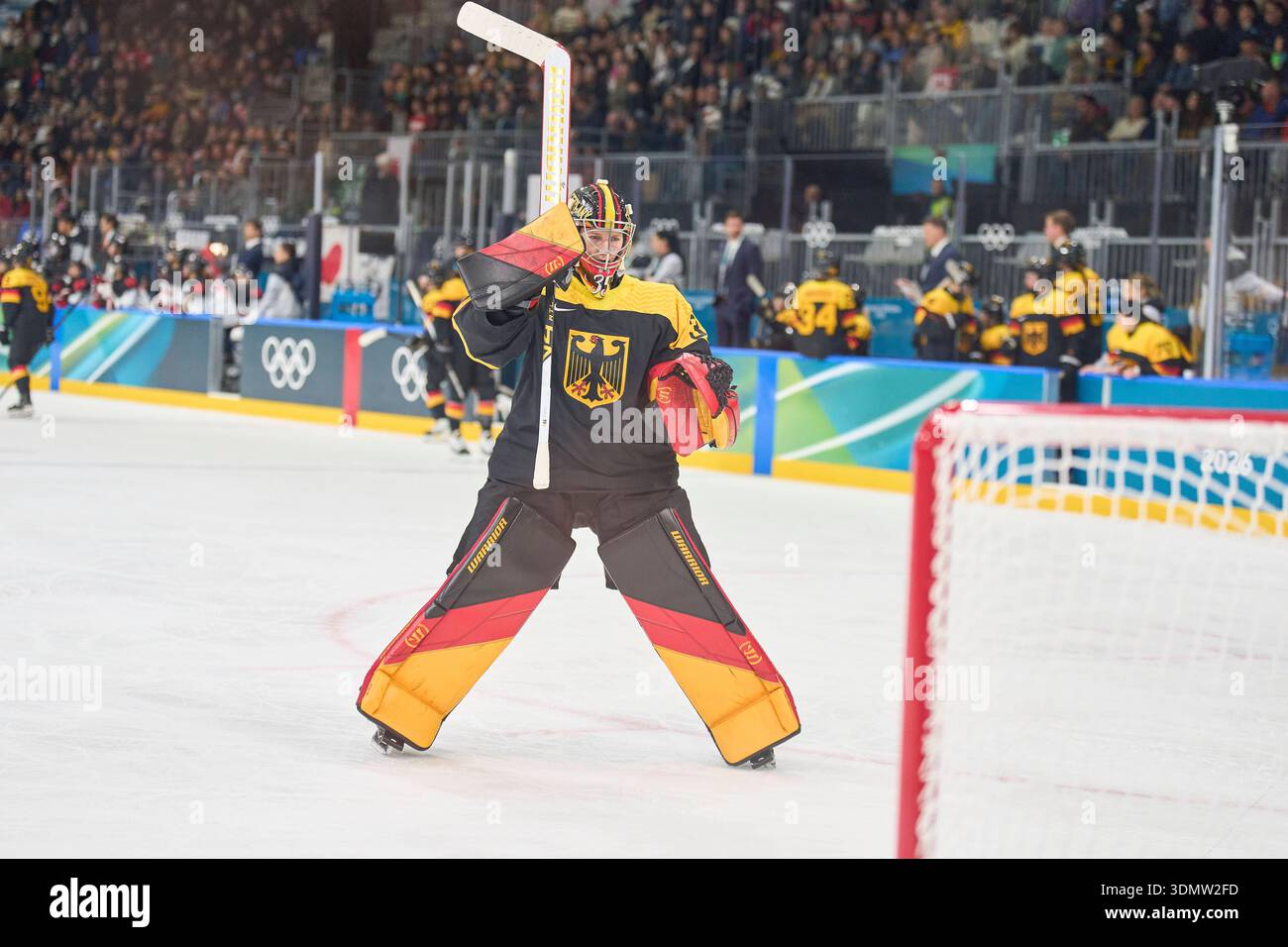 Sandra Abstreiter von Deutschland beim Vorspiel des Eishockeyspiels der ...