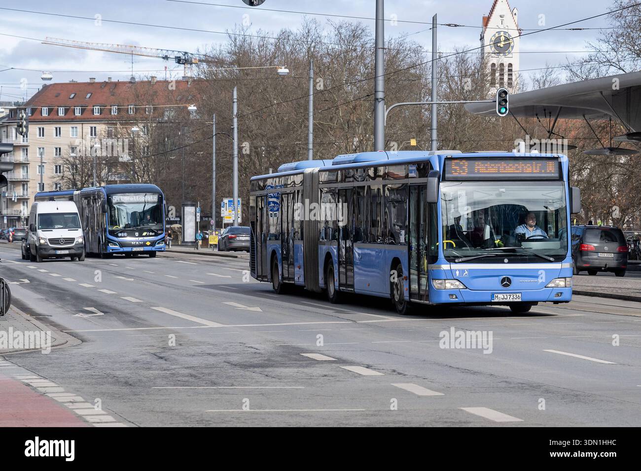 Sie Nhern Sich Einem Linienbus Der An Einer Haltestelle