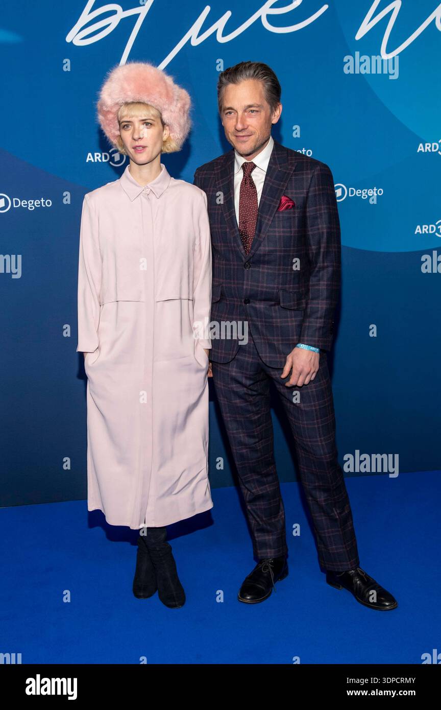Liv Lisa Fries und Volker Bruch zu Gast auf dem blauen Teppich bei der ...