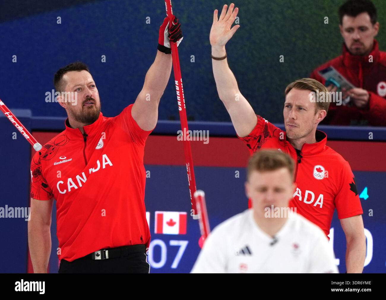 Die Kanadier Ben Hebert und Marc Kennedy feiern im Anschluss an die 10 ...