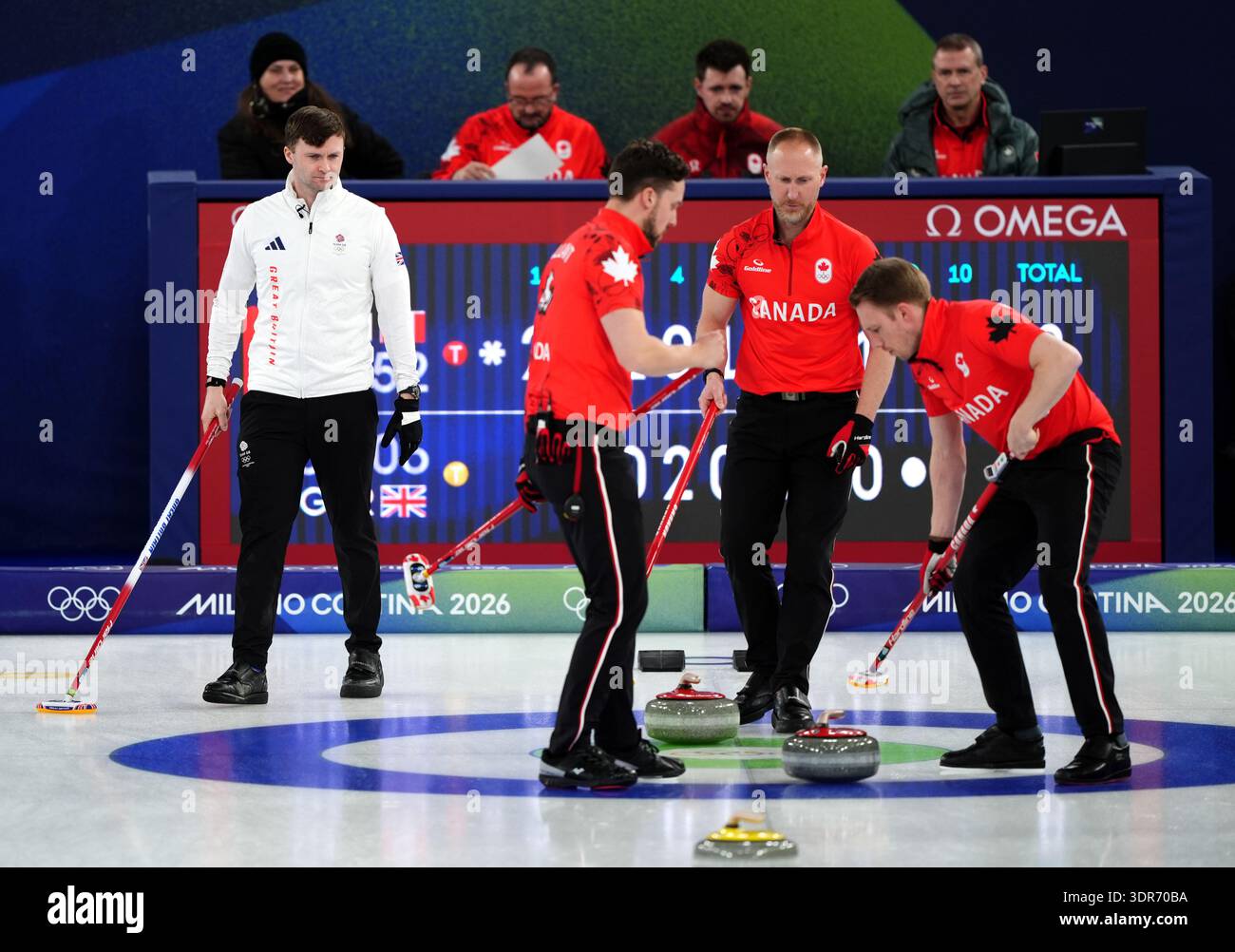 Der britische Bruce Mouat (links) beobachtet die 10. Runde der Curling ...