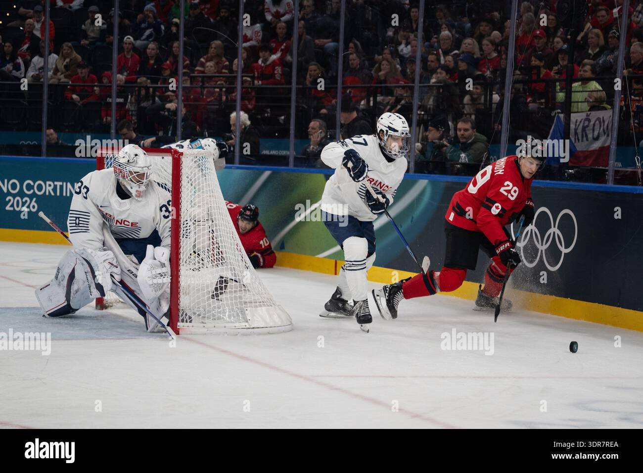 Nathan MacKinnon (Kanada, 29) in Aktion während des Menss Eishockey ...