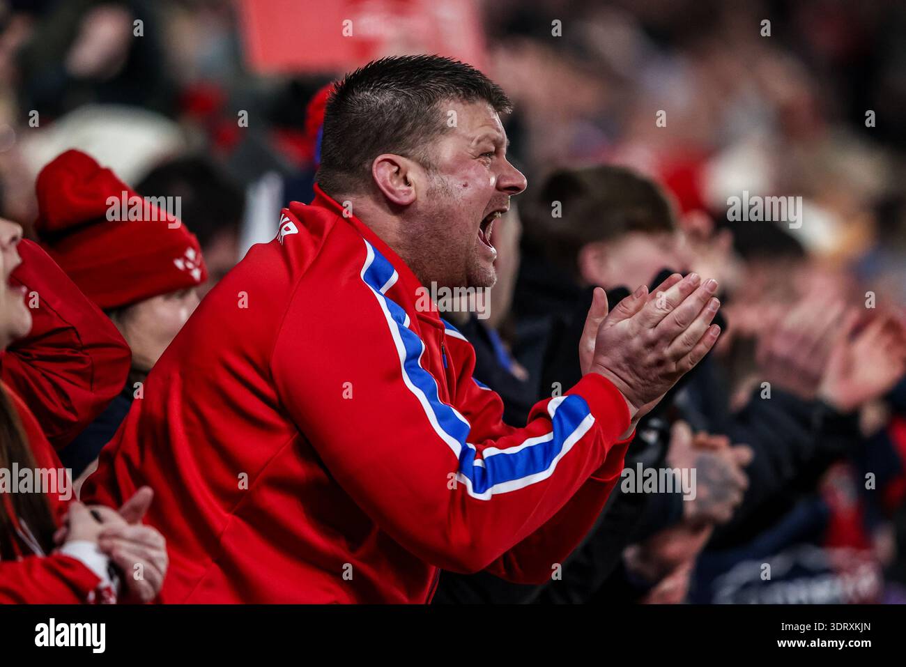 Hull KR Fans feiern einen Versuch von Tom Amone von Hull KR während des ...