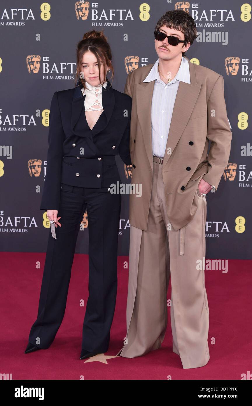 Milly Alcock mit Freund Joseph Powell bei der Verleihung der BAFTA Film ...
