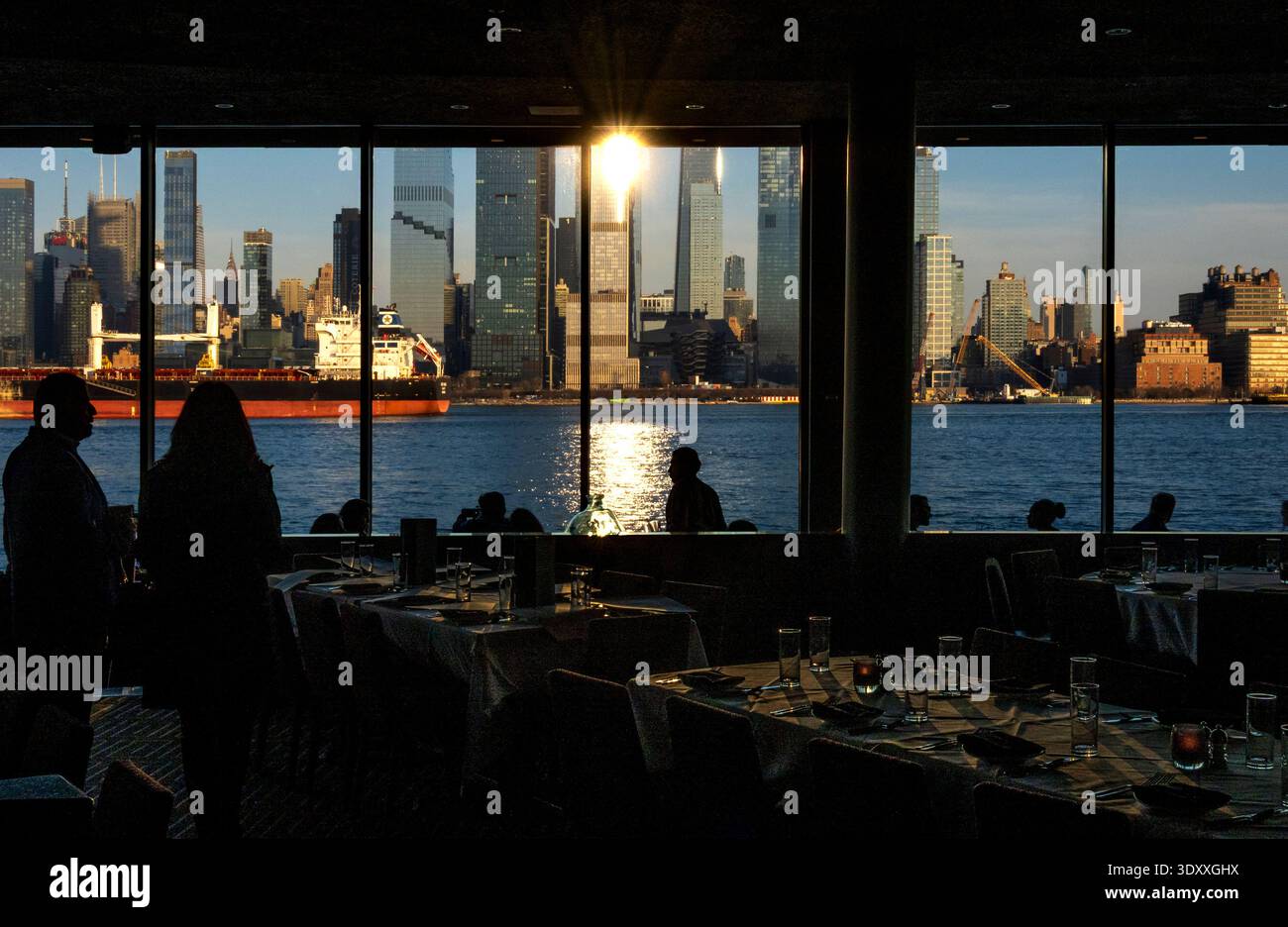 Atemberaubende lounge und bar mit panoramablick -Fotos und ...