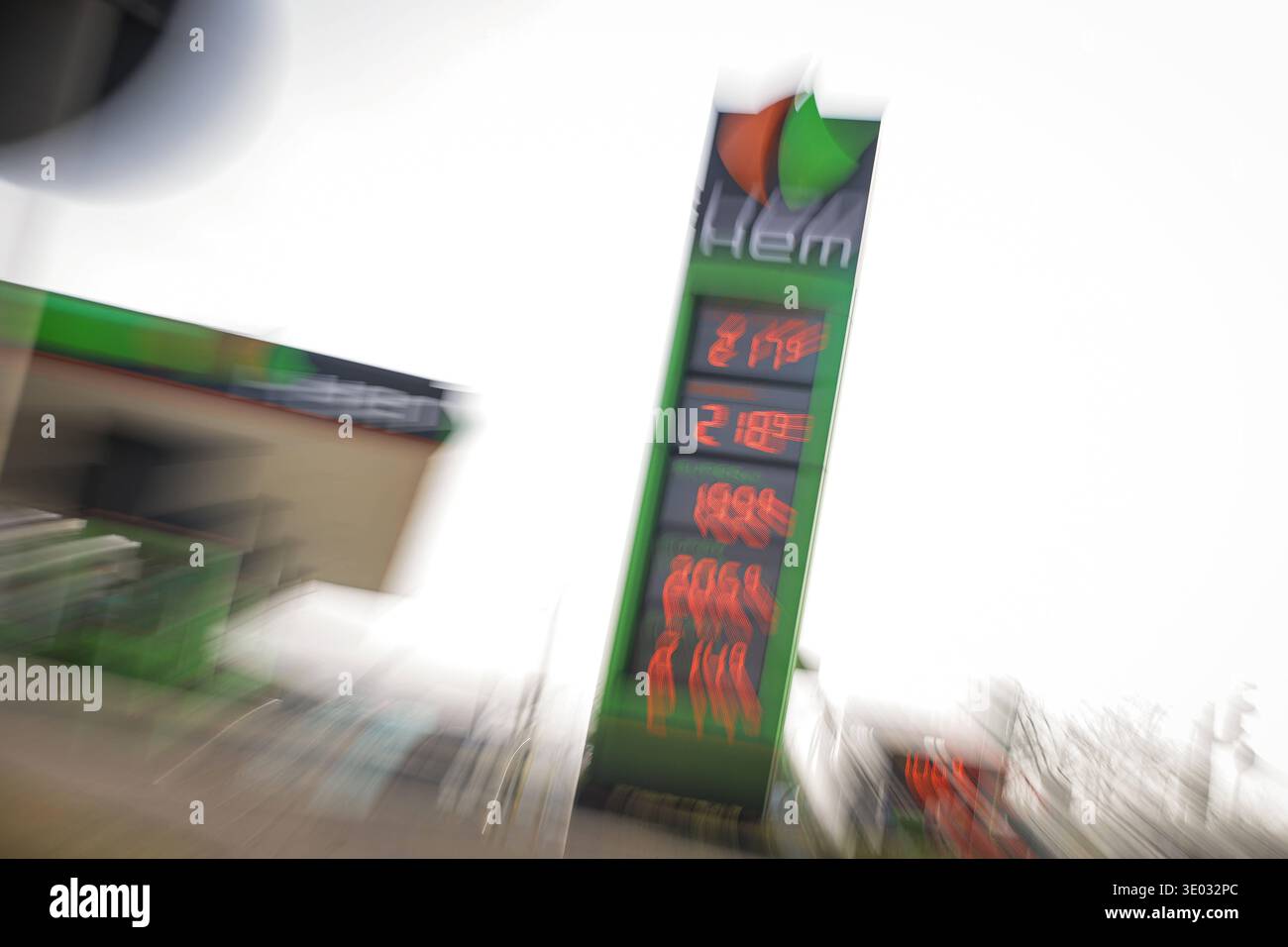Aktuelle Benzinpreise an Berliner Tankstellen bei Jet, Shell, HEM, STAR ...