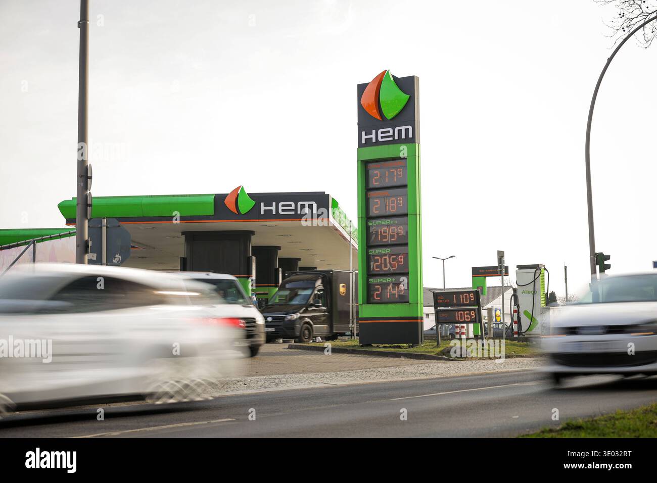 Aktuelle Benzinpreise an Berliner Tankstellen bei Jet, Shell, HEM, STAR ...
