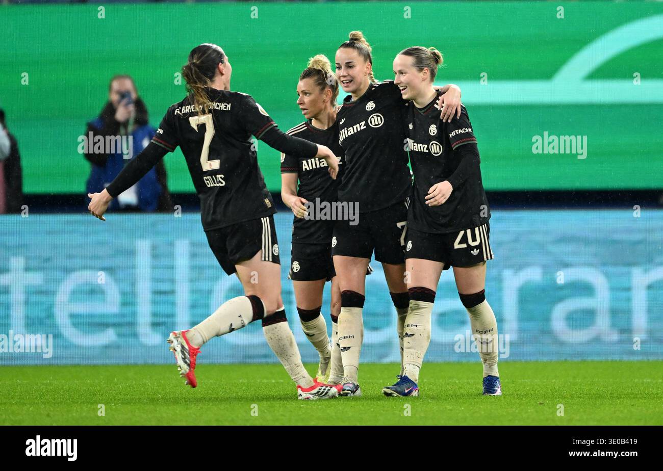 Jubel mit vanessa gilles fc bayern münchen -Fotos und -Bildmaterial in ...