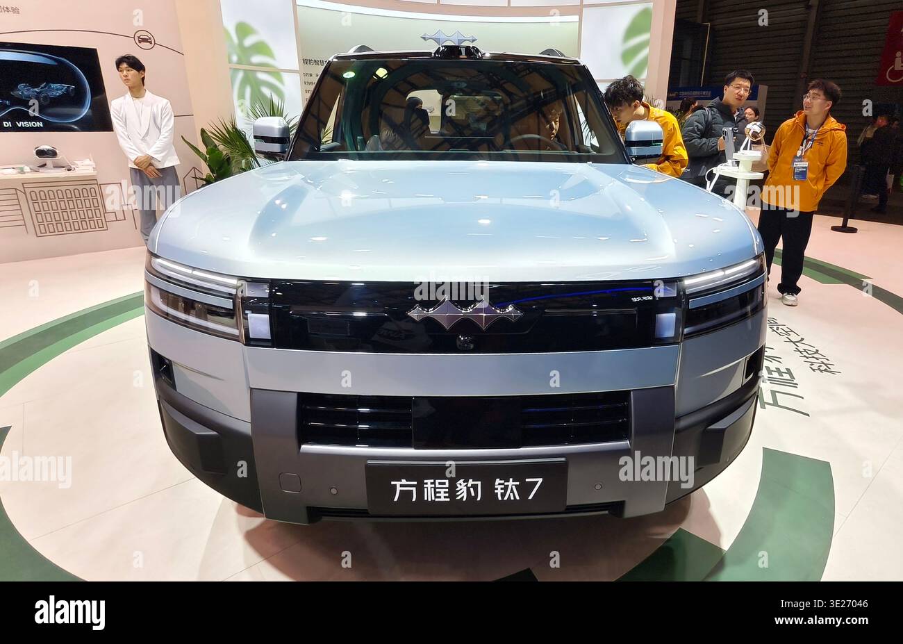 SHANGHAI, CHINA - 12. MÄRZ 2026 - Verbraucher besuchen SUV-Modelle am ...