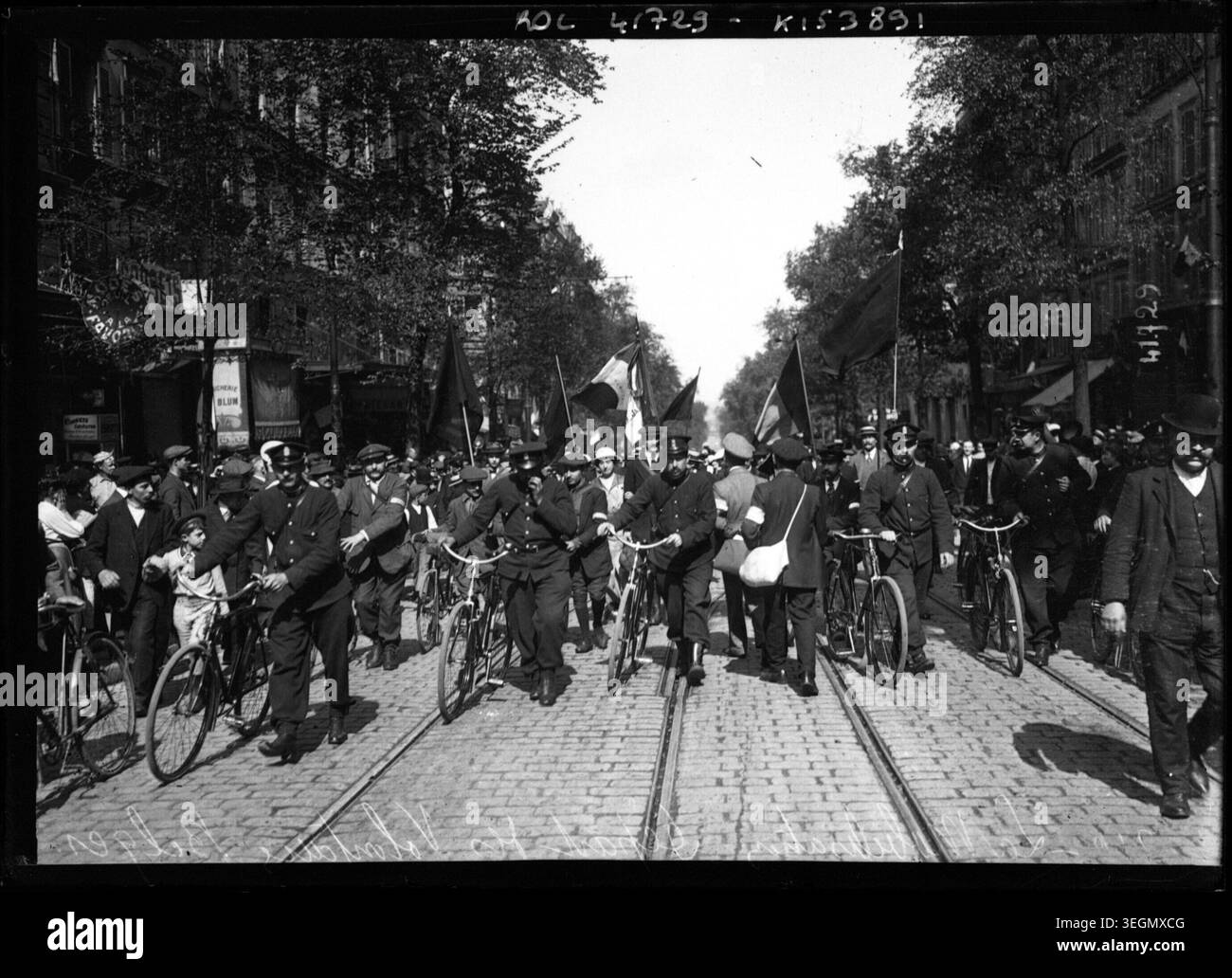 Belgische freiwillige, pariser prozession 1914 -Fotos und -Bildmaterial ...
