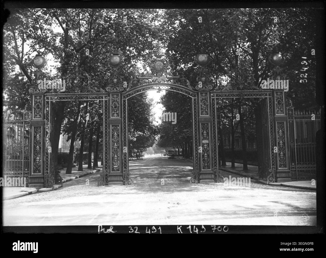 Eingang zum grand paris park 1913 -Fotos und -Bildmaterial in hoher ...