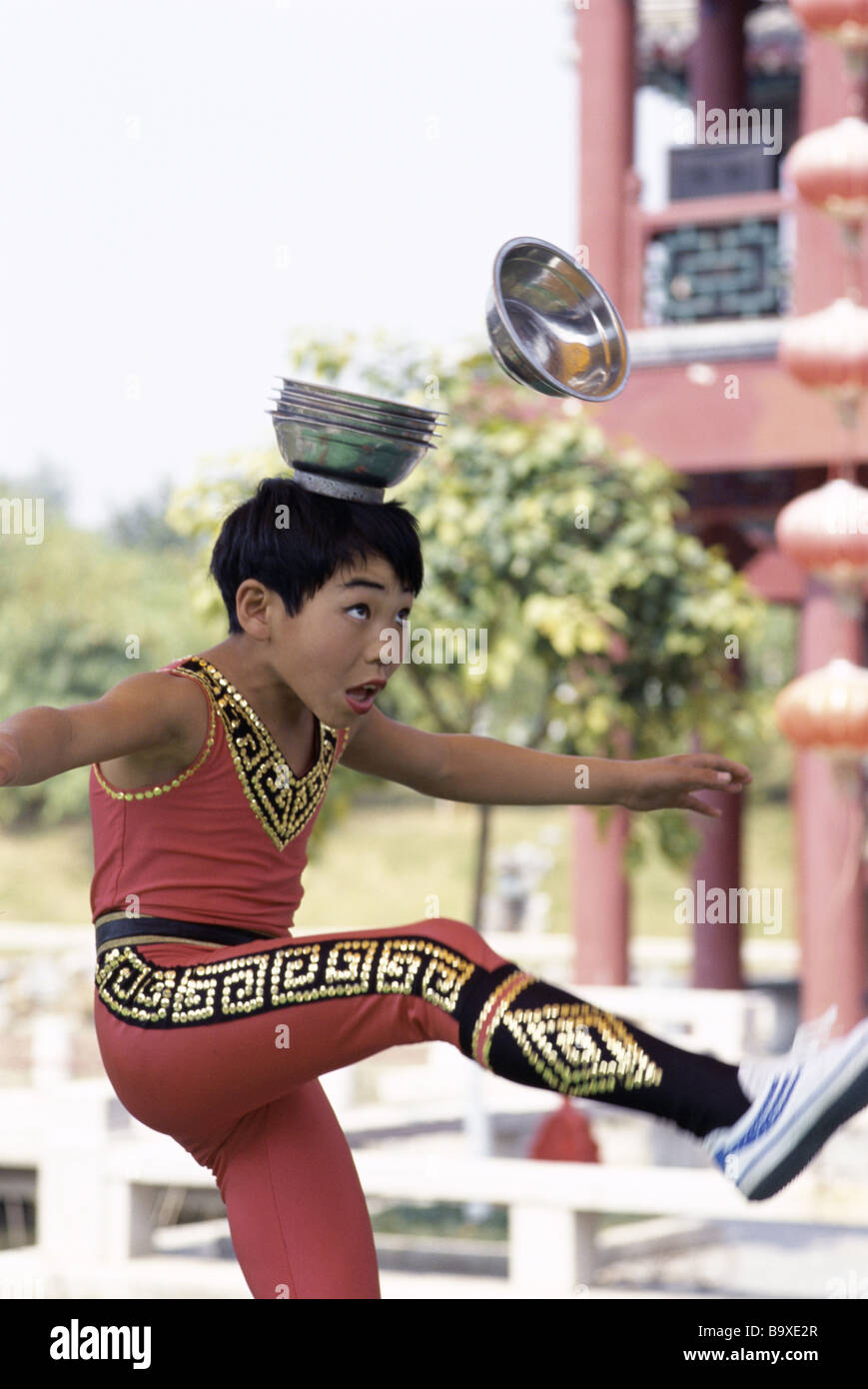Chinese Juggler Juggling Stockfotos und -bilder Kaufen - Alamy