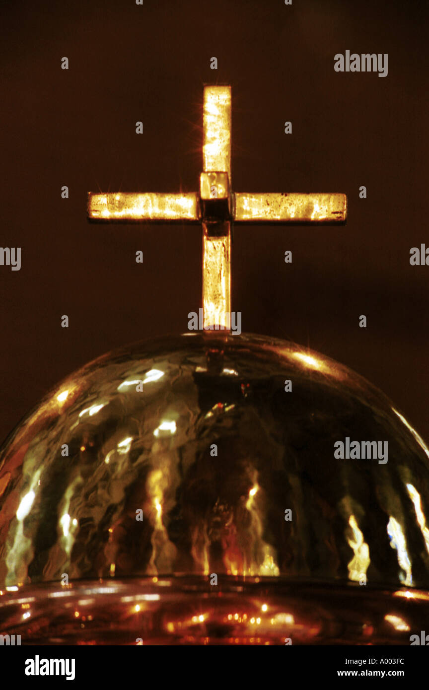 Taufe kreuz -Fotos und -Bildmaterial in hoher Auflösung – Alamy