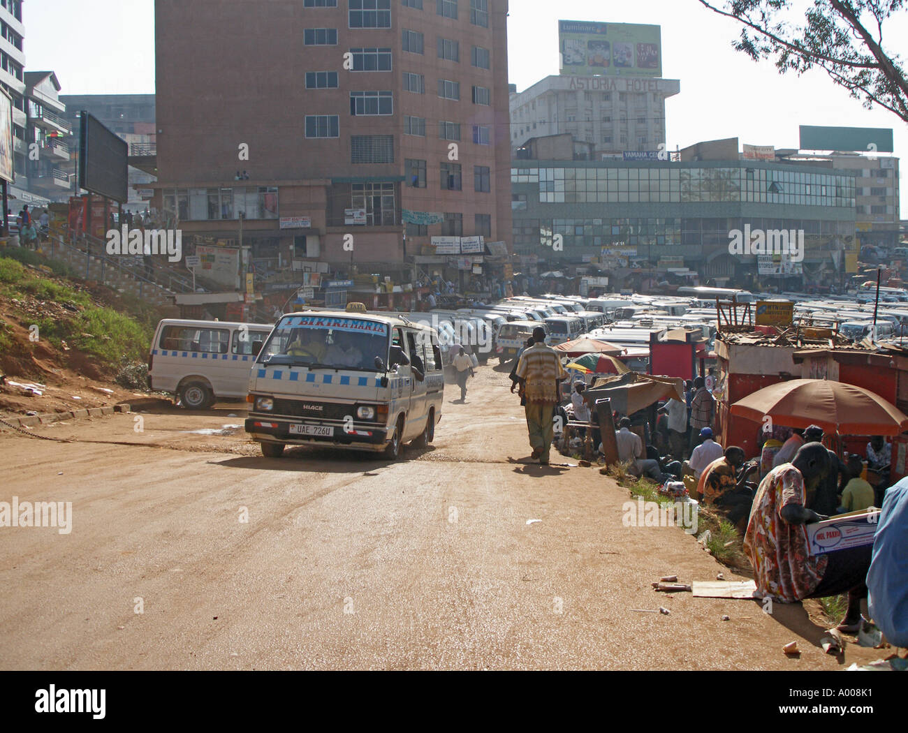 Minibus-Taxi lässt alte Taxi Park in Kampala, Uganda Stockfotografie ...