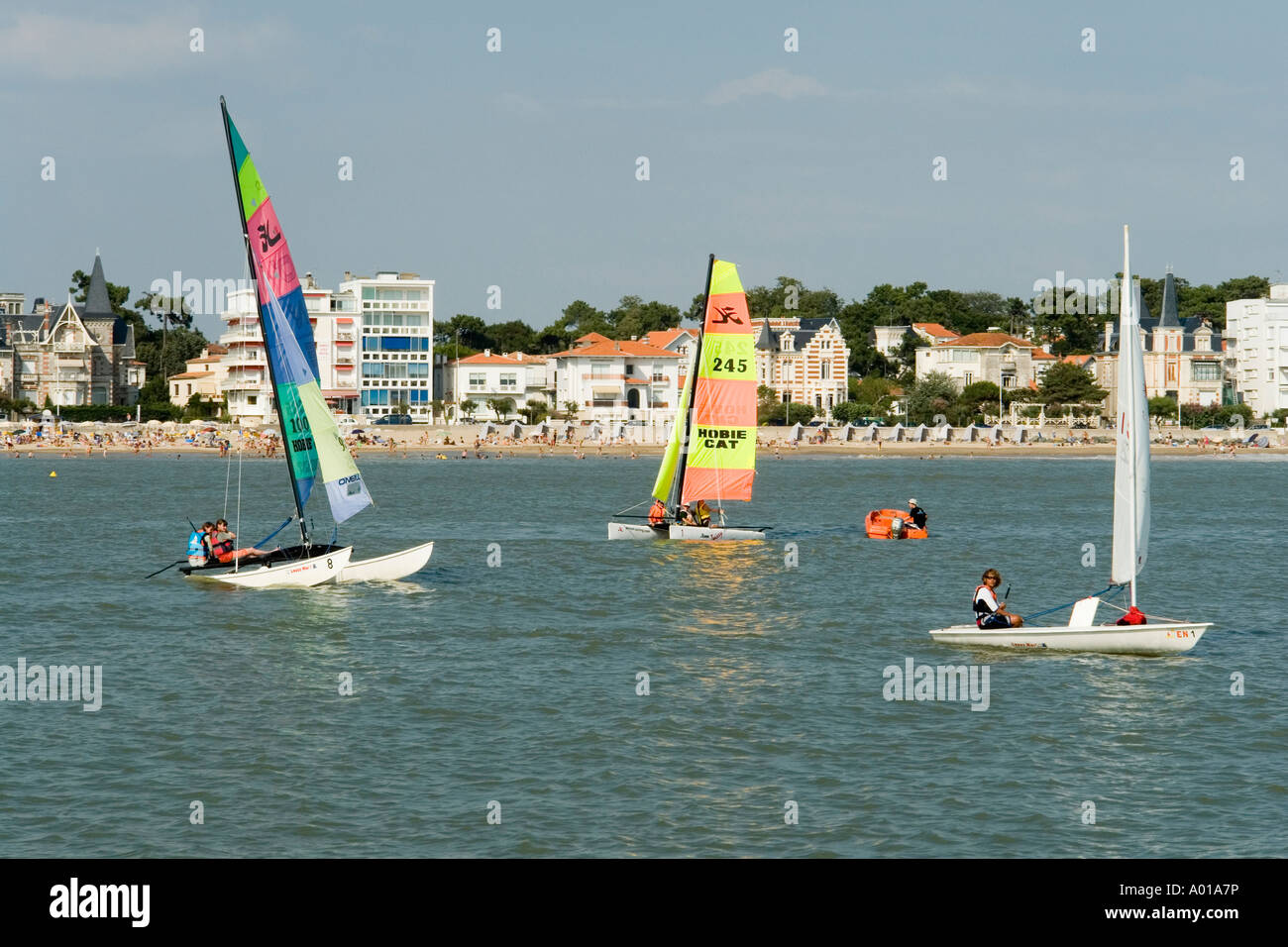 Hobie Cat und Laser-Jolle Segeln vor der Grande Conch Strand Royan ...