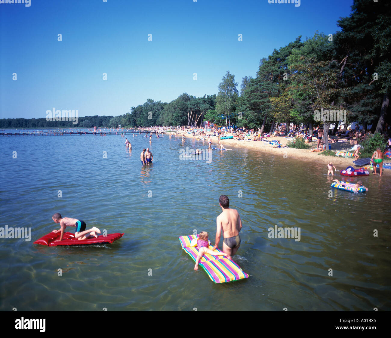Menschen Im Freibad, Strandbad bin Arendsee in Arendsee, Altmark ...