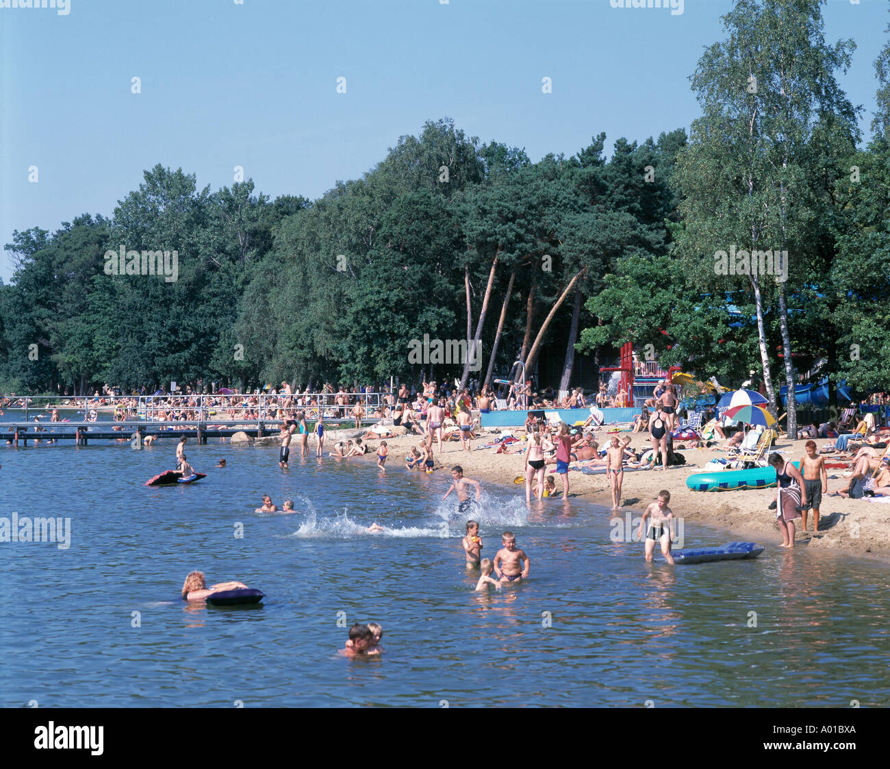Menschen Im Freibad, Strandbad bin Arendsee in Arendsee, Altmark ...