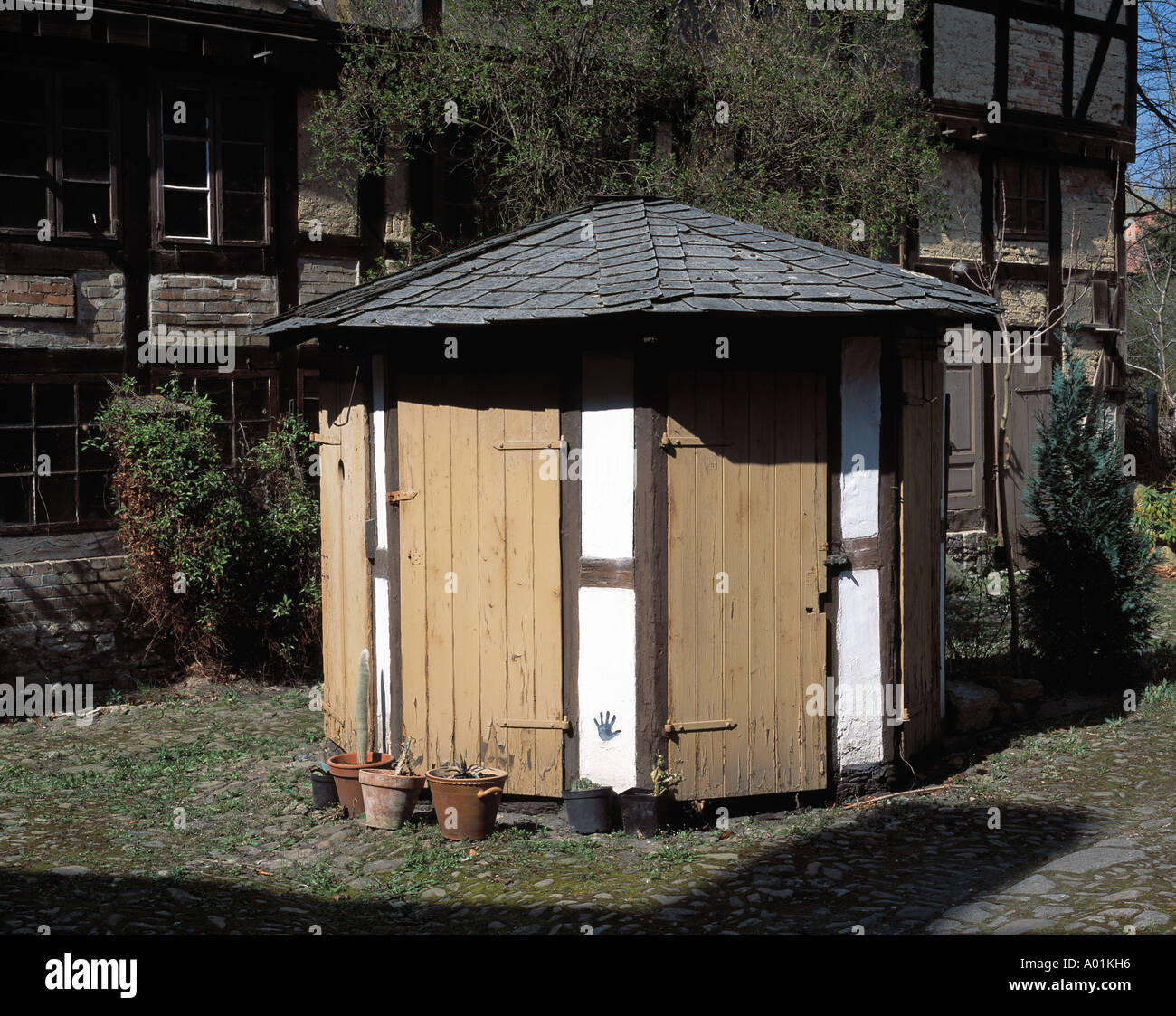 Historische 8-Sitzer-Toilette aus der DDR-Zeit, Abort, Klosett ...