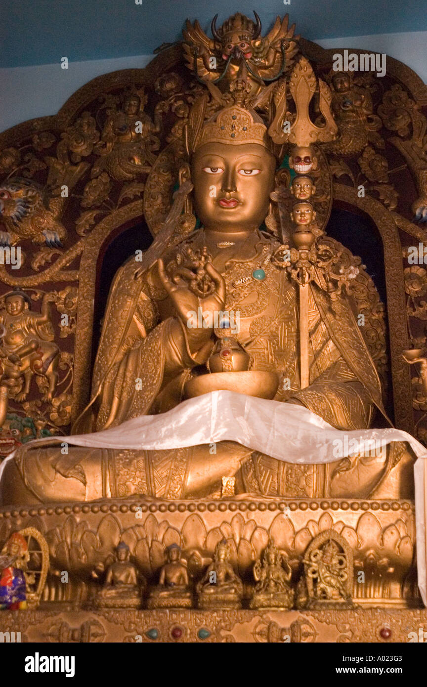 Goldene Statue von Guru Rinpoche oder Padmasambhava Drukpa Kagyu ...