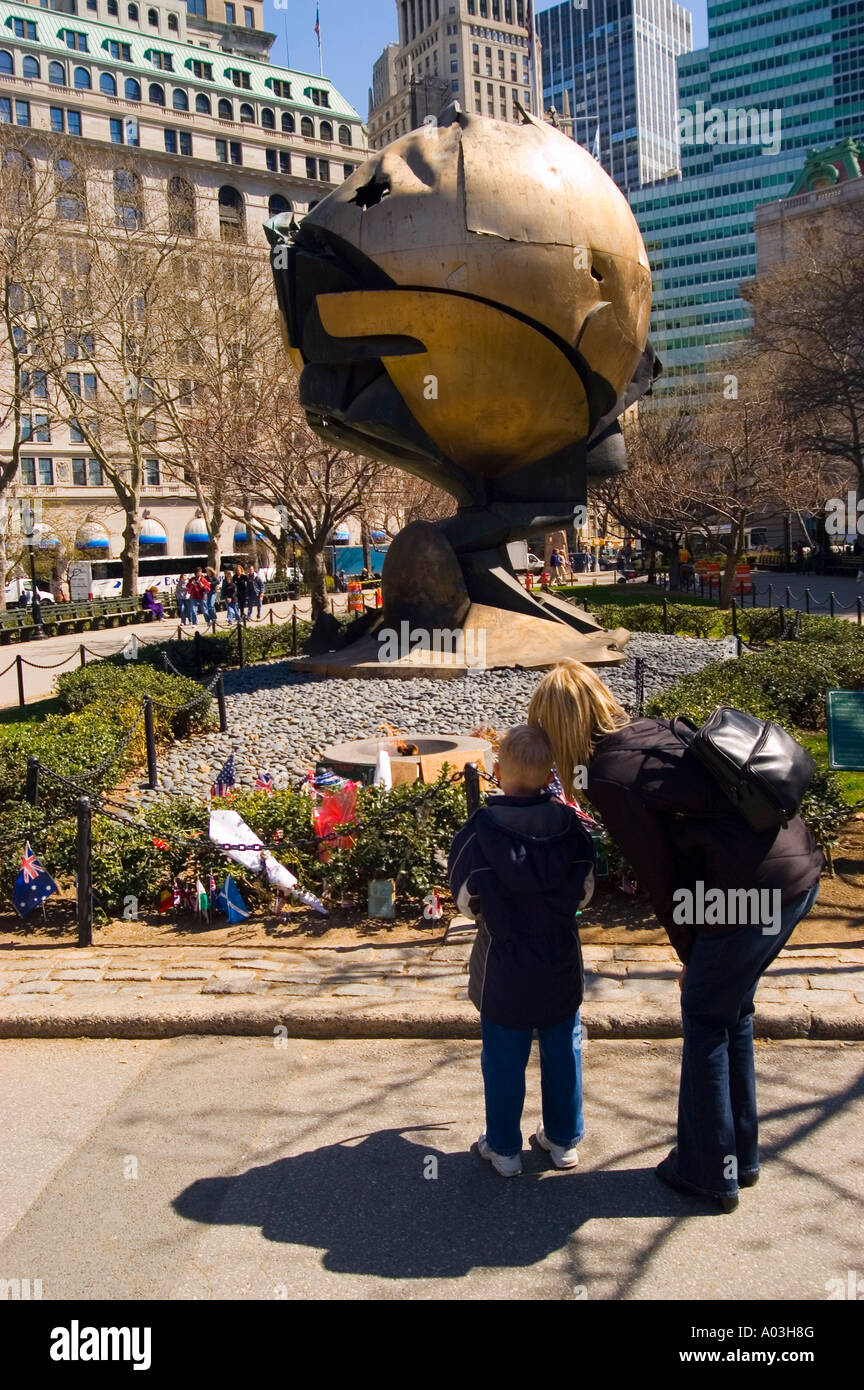 New York City New York Skulptur The Sphere von Fritz Koenig von Ground ...