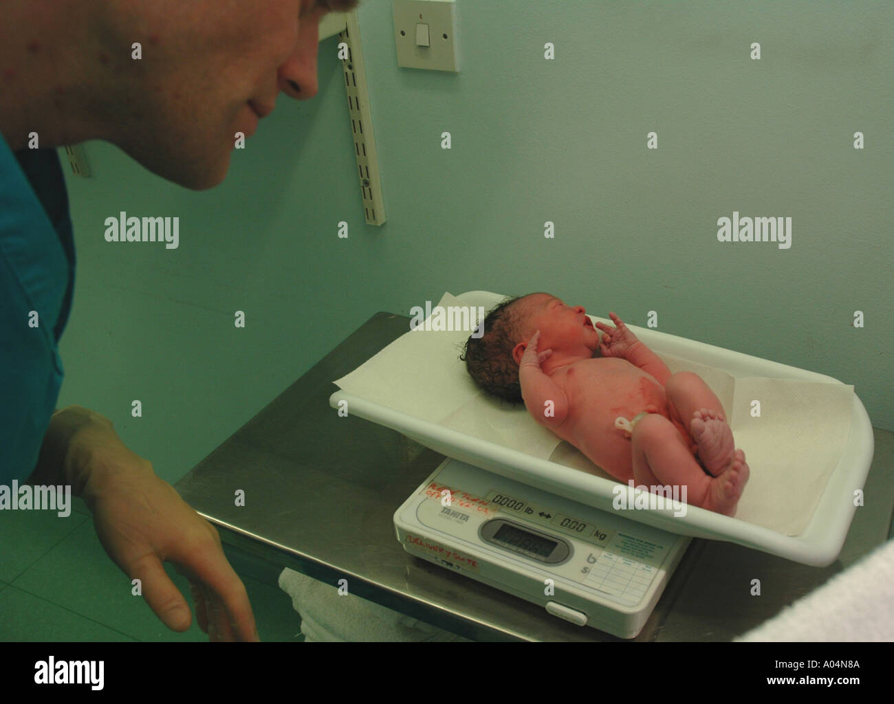 neugeborenes Baby wird gewogen, Hebamme Stockfotografie - Alamy