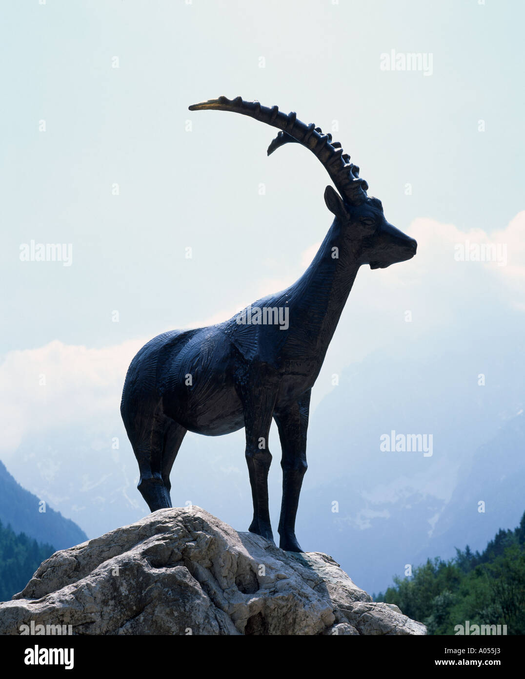 Zlatorog bronzestatue -Fotos und -Bildmaterial in hoher Auflösung – Alamy