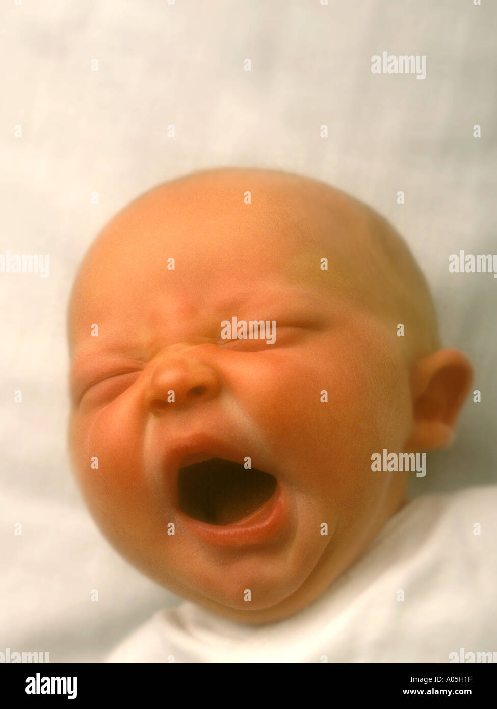 Neugeborenen Säugling Gähnen und auf weißen Decke liegend ...