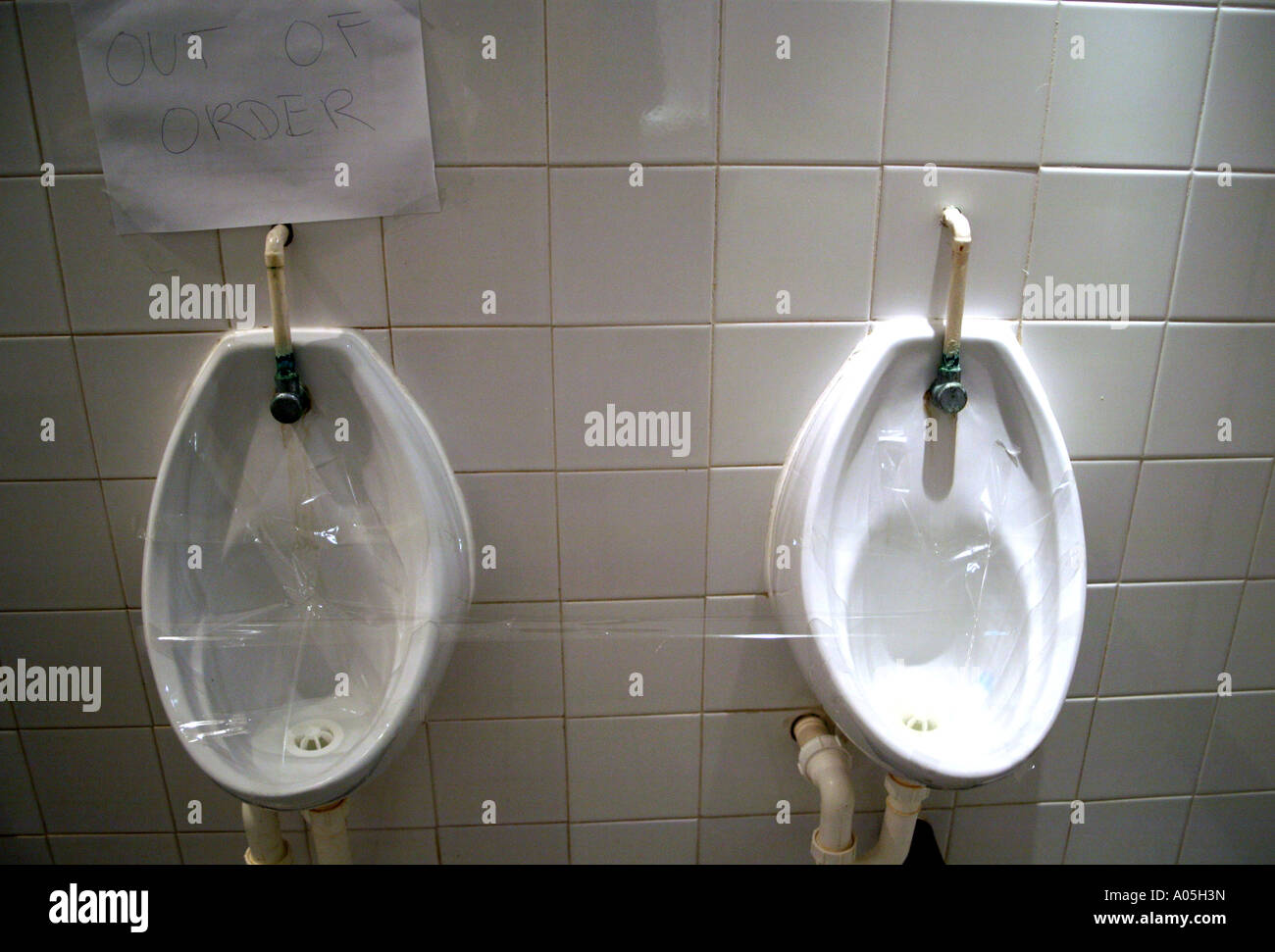 Out of order sign toilet -Fotos und -Bildmaterial in hoher Auflösung ...