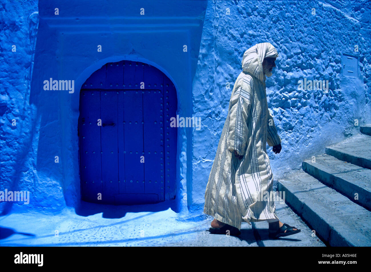 Marokkanischen muslimischen Mann in einem weißen Burnoose Jellaba ...