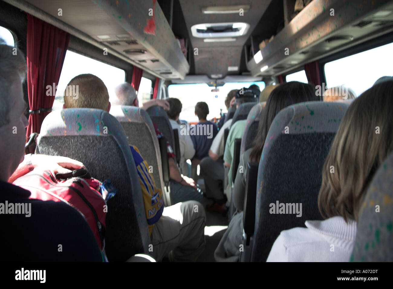 Passagiere sitzen in mini bus touring inishmore -Fotos und ...