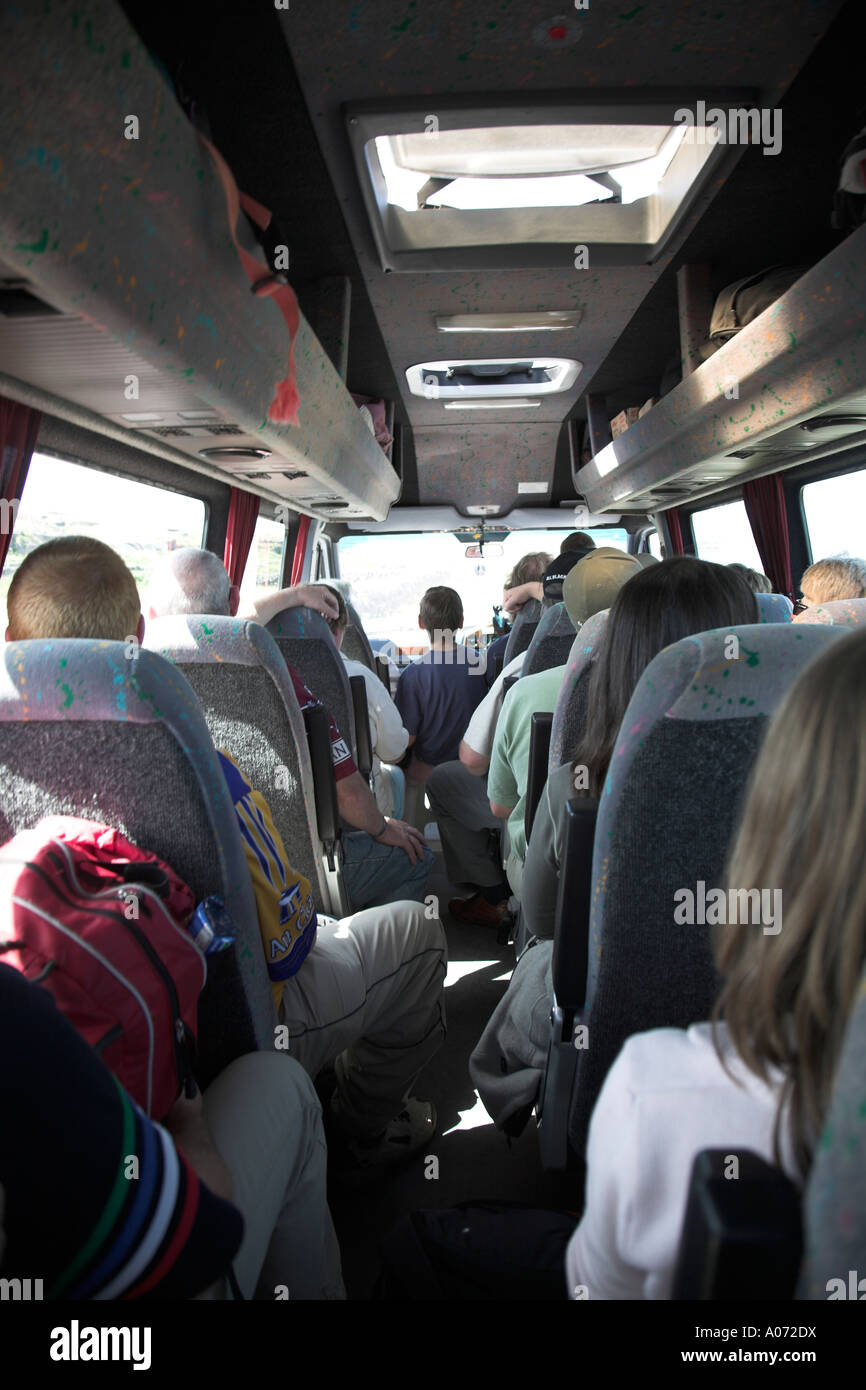 Passagiere sitzen in mini bus touring inishmore -Fotos und ...