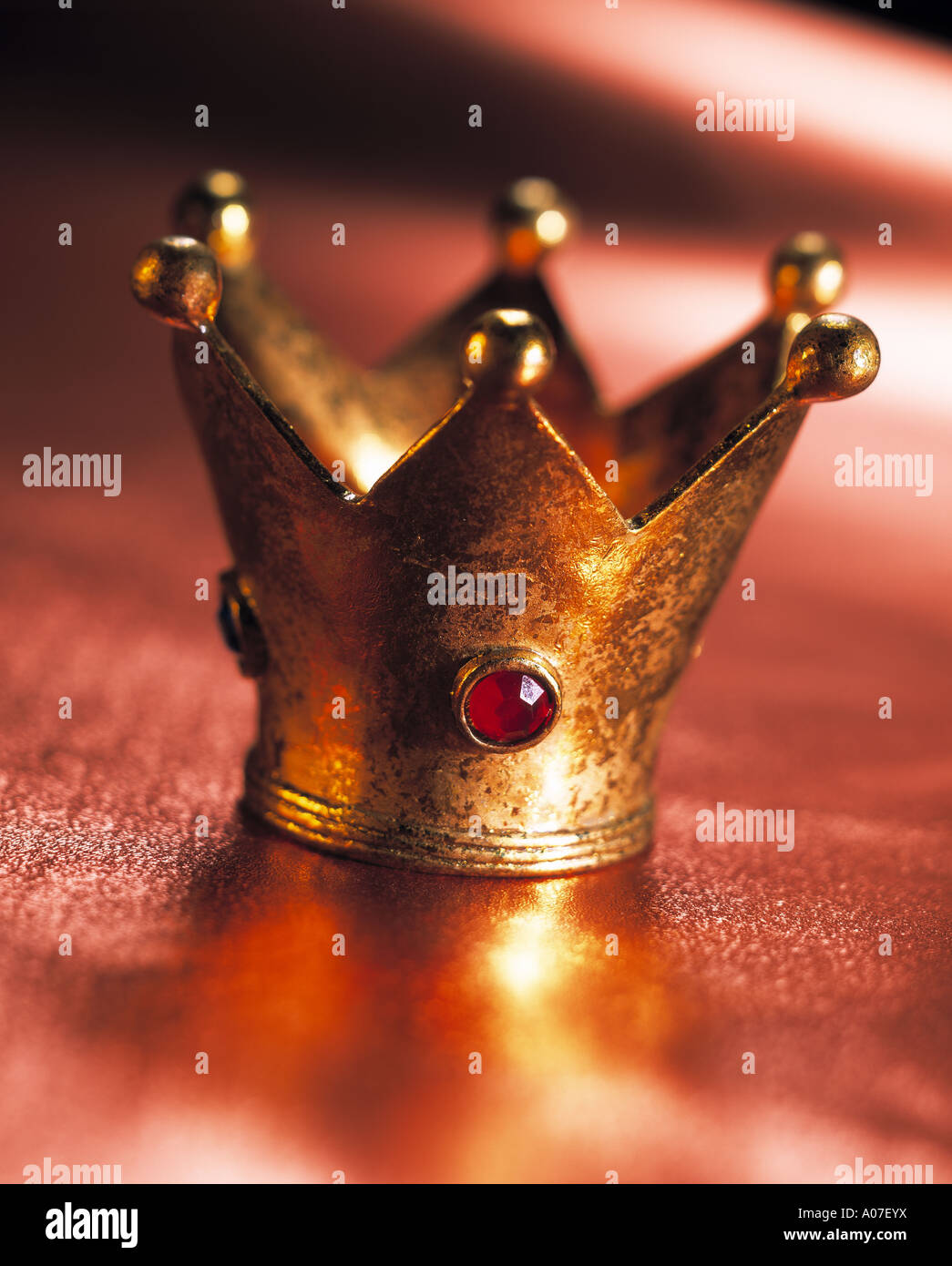 König mit krone -Fotos und -Bildmaterial in hoher Auflösung – Alamy