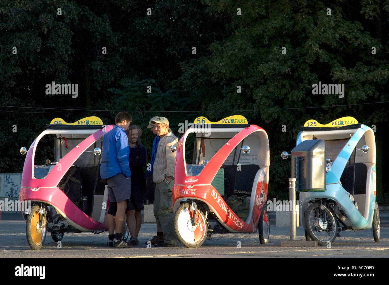 Velo taxi -Fotos und -Bildmaterial in hoher Auflösung – Alamy
