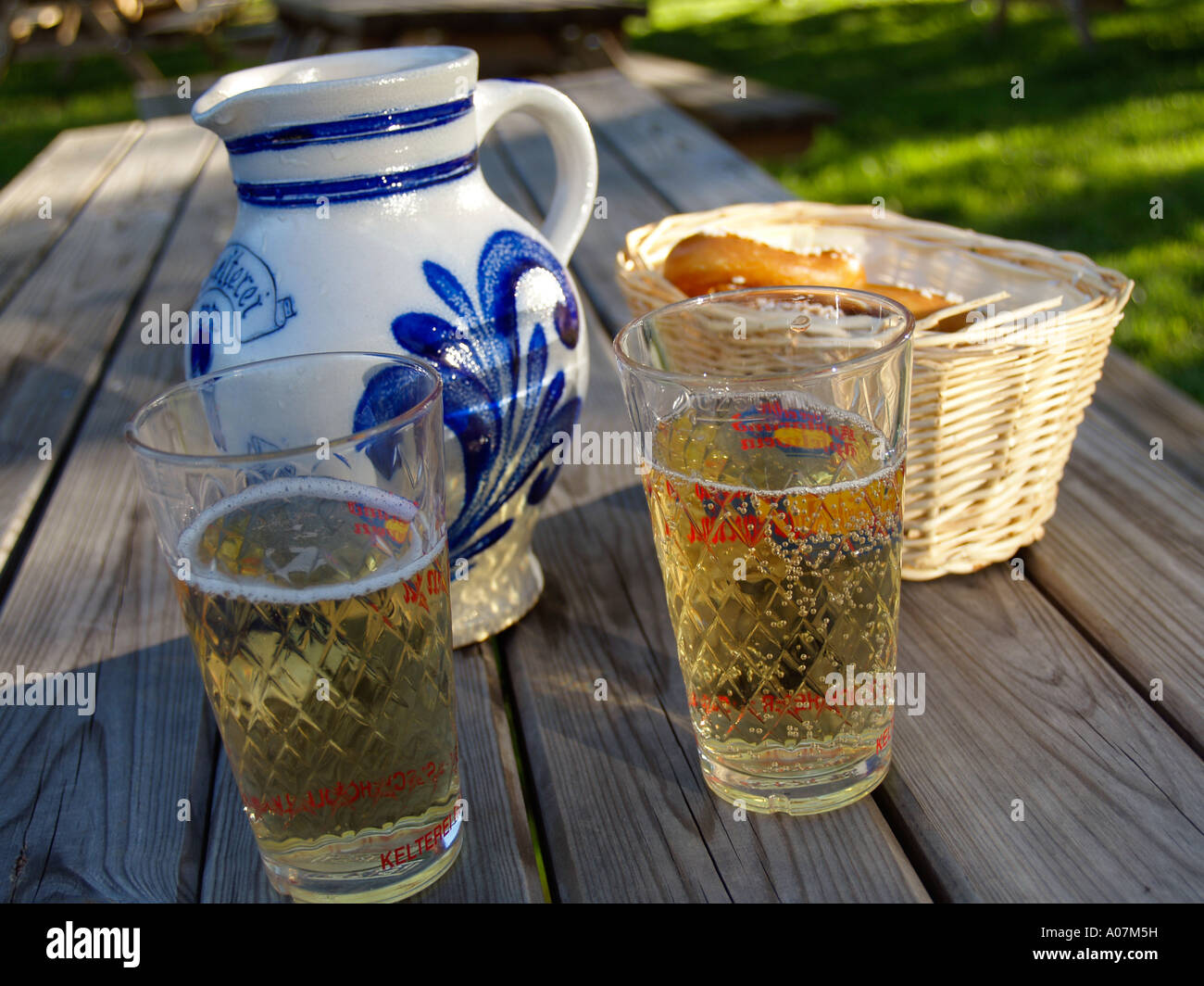 Apfelwein traditionelle Apfel Wein aus Hessen Deutschland in ...