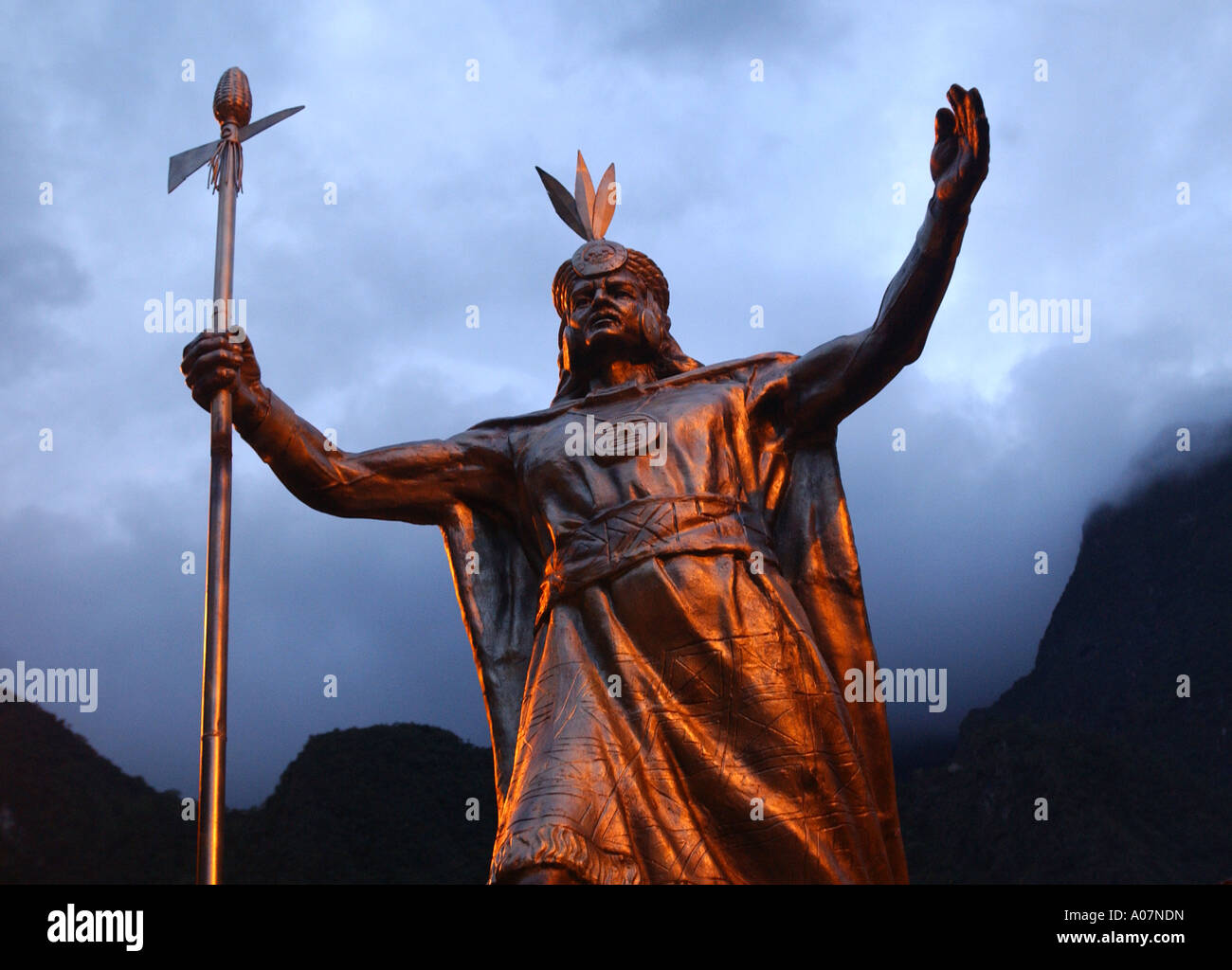 Statue von Kaiser Pachacuti in Machu Picchu Pueblo Aguas Calentes ...