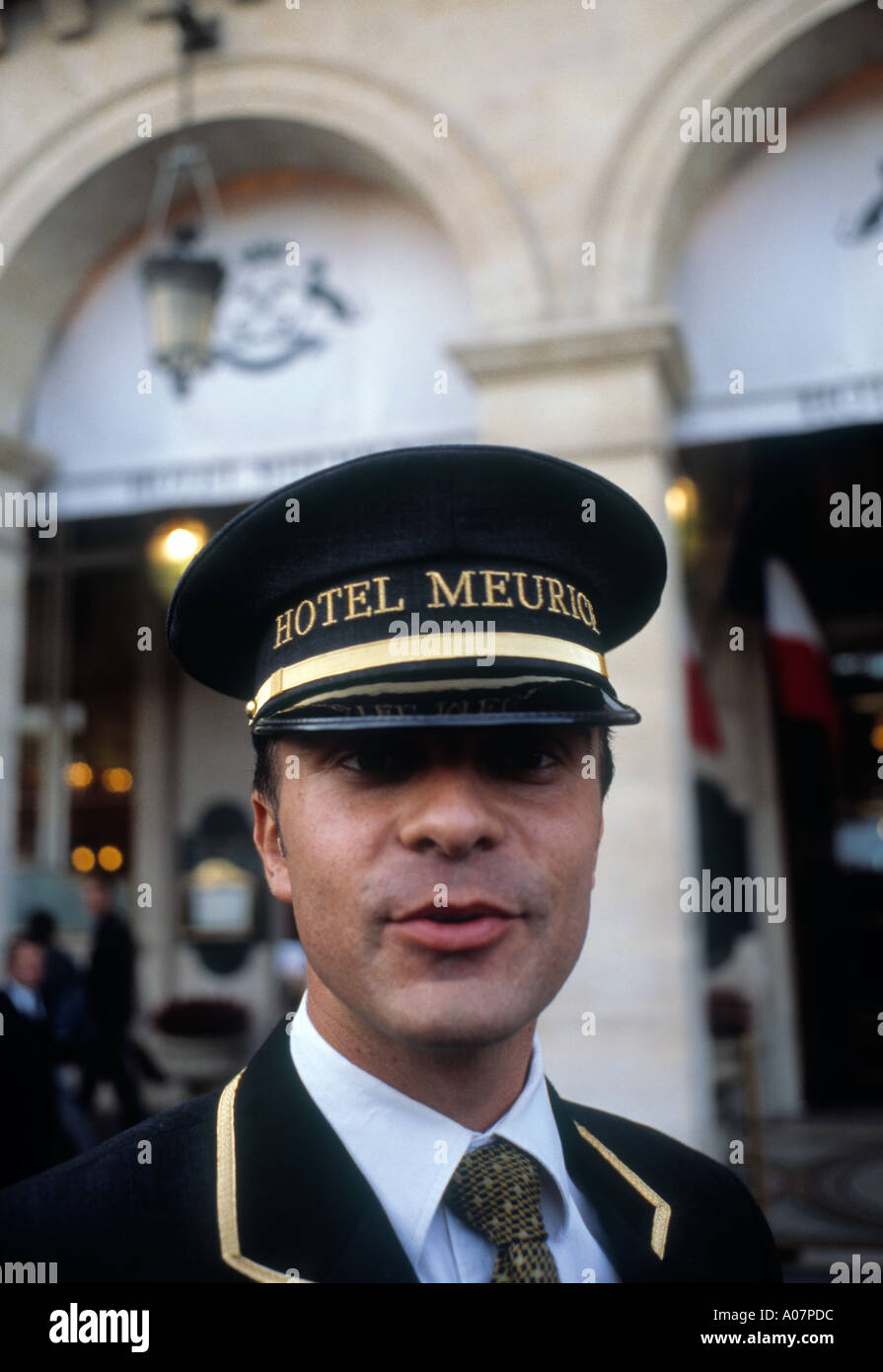 Concierge with hat -Fotos und -Bildmaterial in hoher Auflösung – Alamy