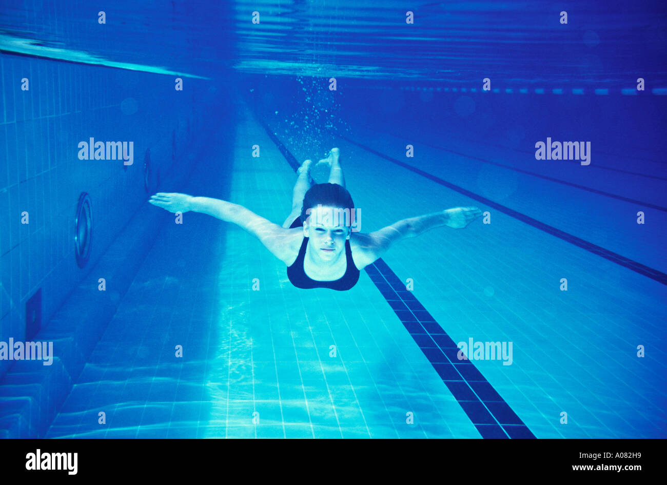 Eine junge Frau, die in einem Schwimmbad Giessen DEU Deutschland ...