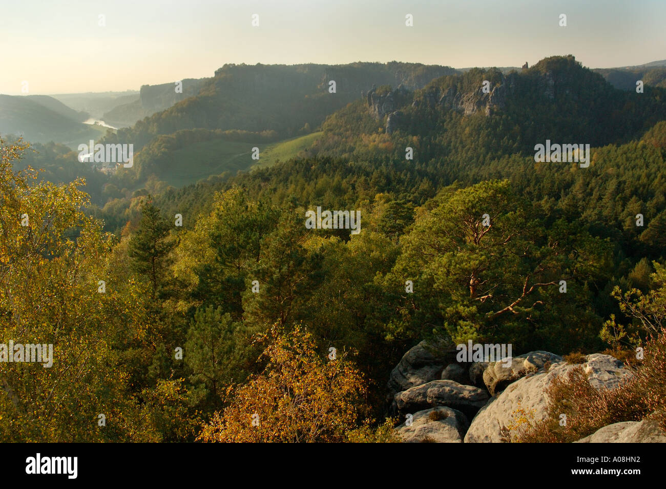 Elbe sandstein berge bereich rock wand berg -Fotos und -Bildmaterial in ...