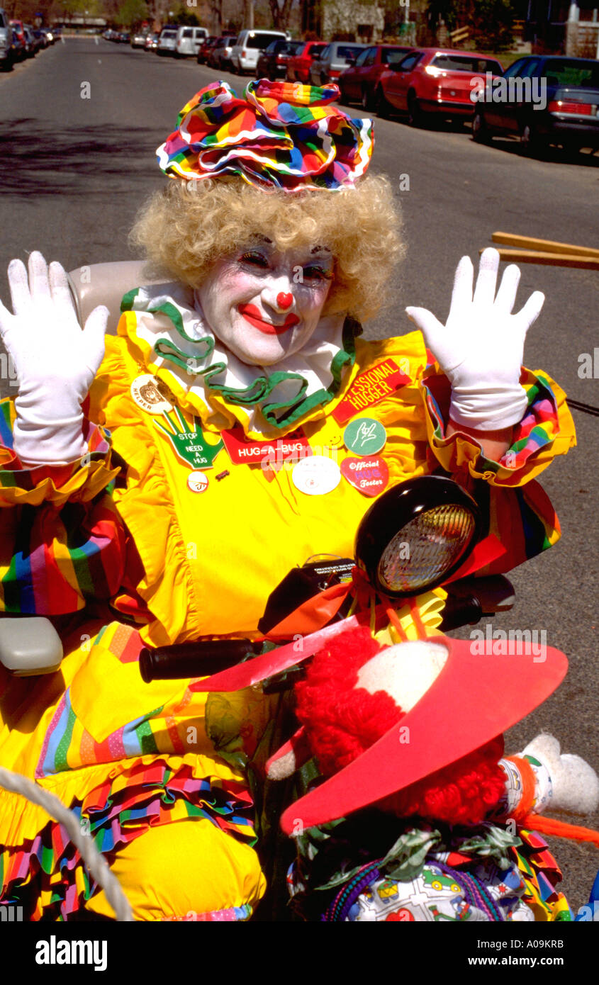 Clown Frau Behinderten im Rollstuhl im Alter von 55 Jahren. Im Herzen ...