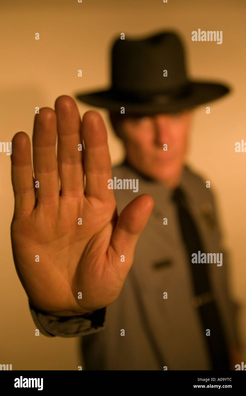 Police officer policeman stop hand -Fotos und -Bildmaterial in hoher ...